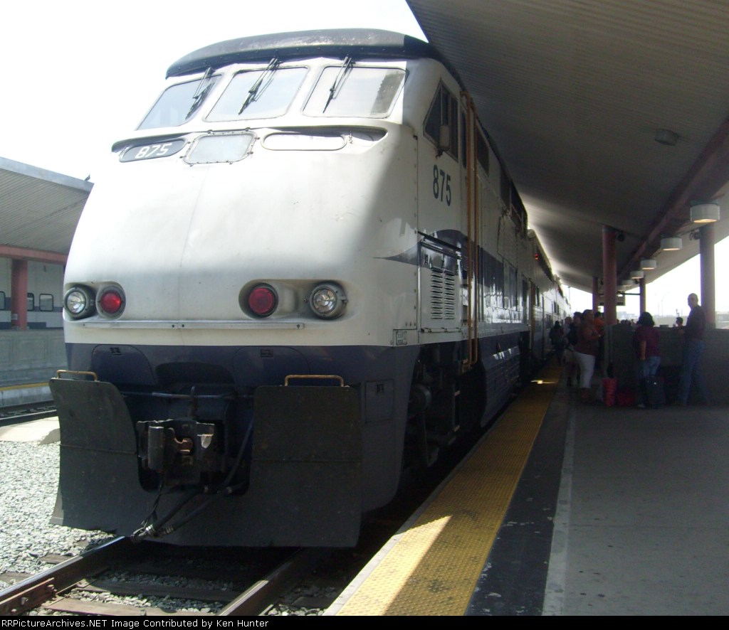 Metrolink #875 waiting in the station for departure